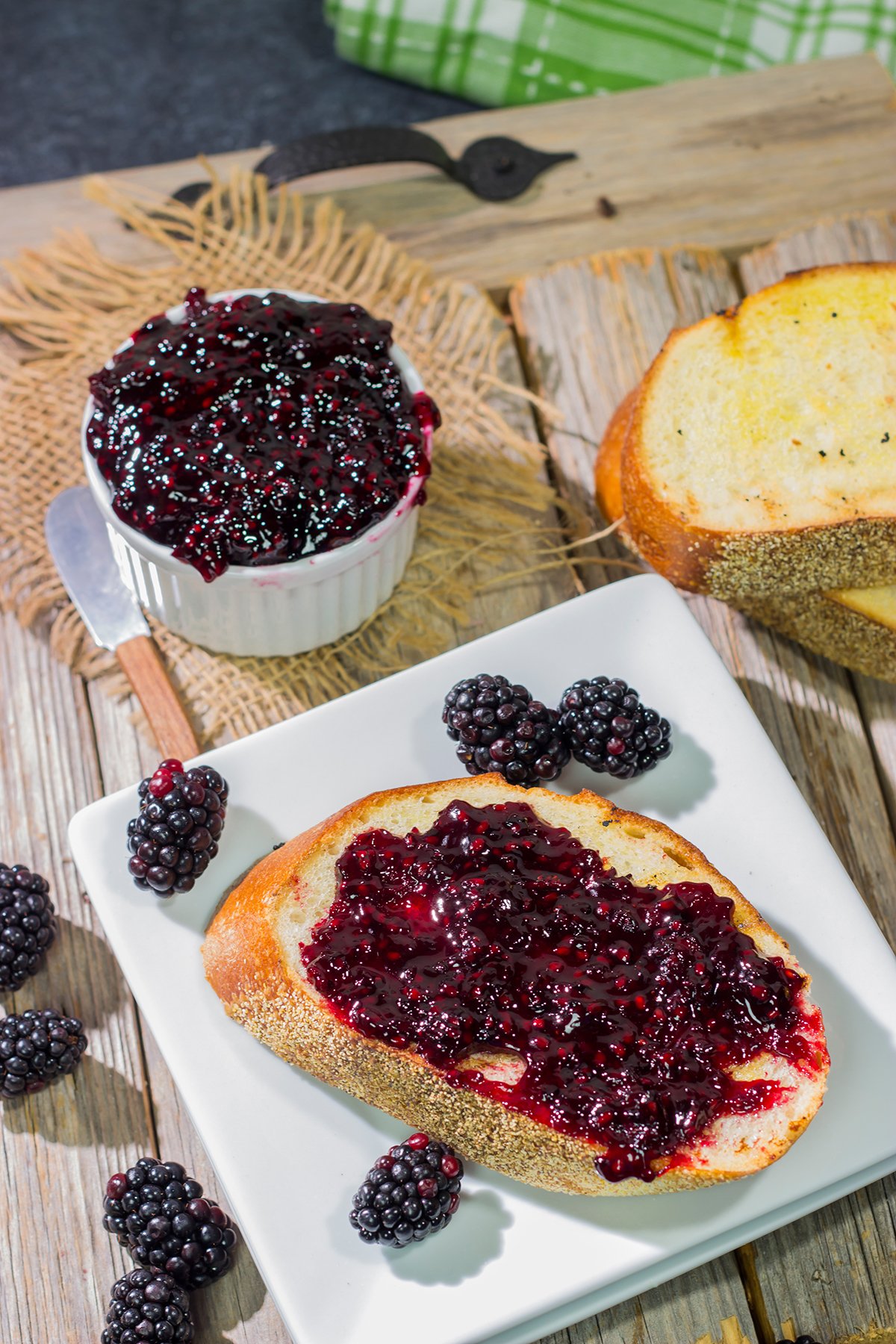 Homemade Blackberry Jam | Turn those ripe blackberries into a tasty jam!