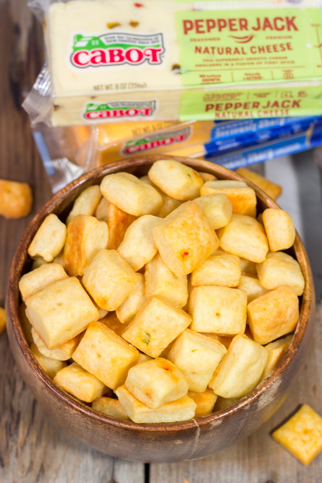 Homemade Cheddar Cheese Crackers | Spicedblog